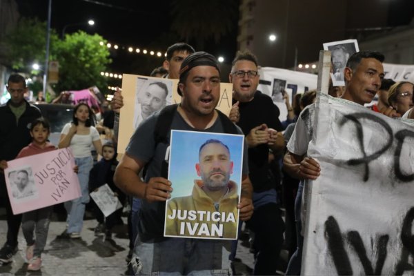 Dolor y reclamo de justicia: la familia de Iván Ávila marchó en ...