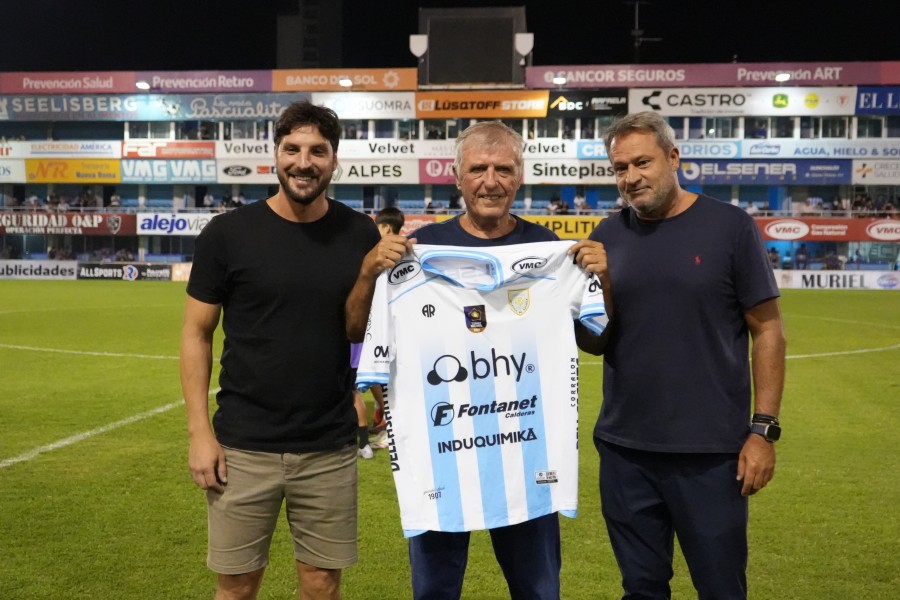 Emotivo reconocimiento a “Cacho” Pirola en el Monumental | Diario La ...